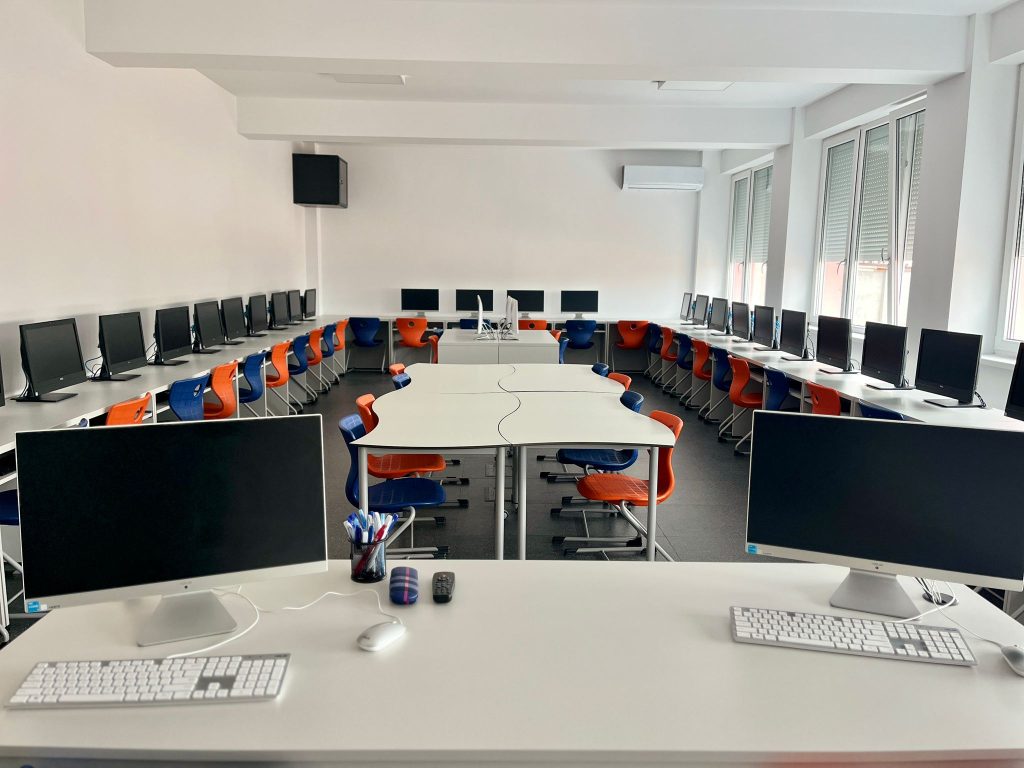 Am dotat cu calculatoare ultramoderne și materiale didactice ...