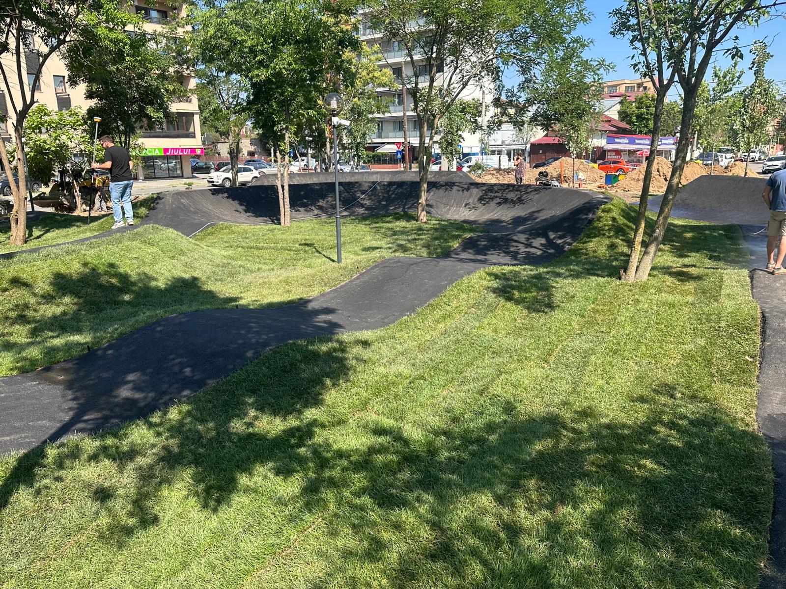 Pregătiți-vă bicicletele, skateboard-urile și rolele! Deschidem, în ...
